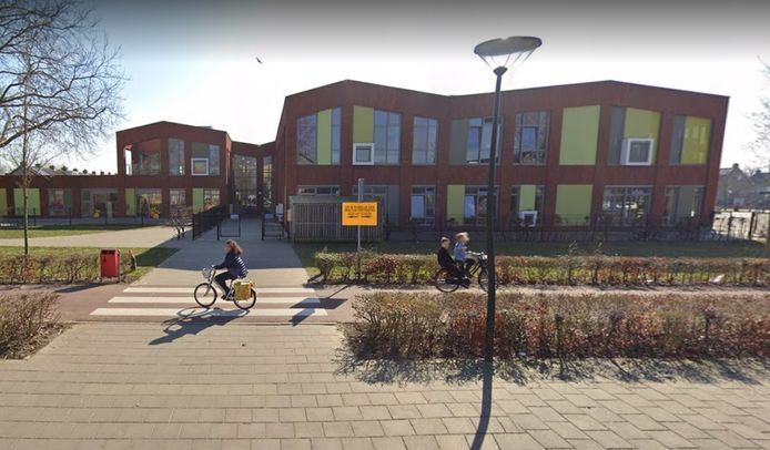 De Regenboog gaat op in De Rots; nieuw schoolbestuur wil al na half ...