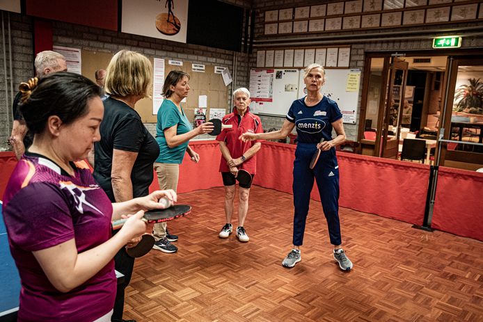 Bettine Vriesekoop zet senioren aan het tafeltennissen: ‘Geweldige ...
