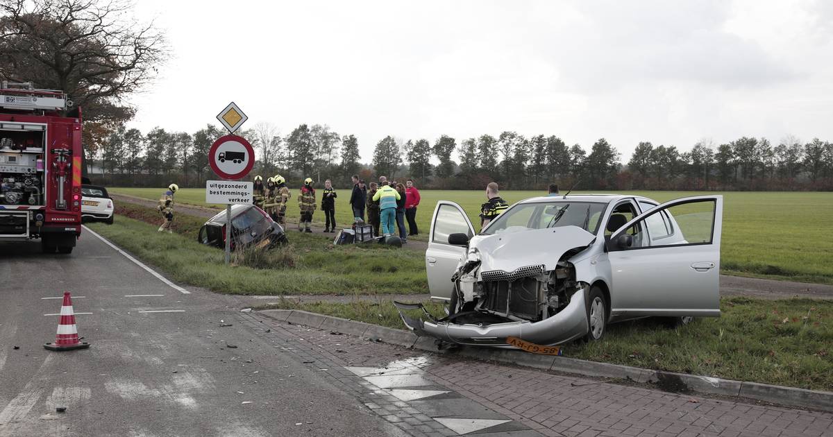 Twee gewonden bij ongeluk tussen twee auto's in Oploo | 112 nieuws Land van Cuijk | gelderlander.nl