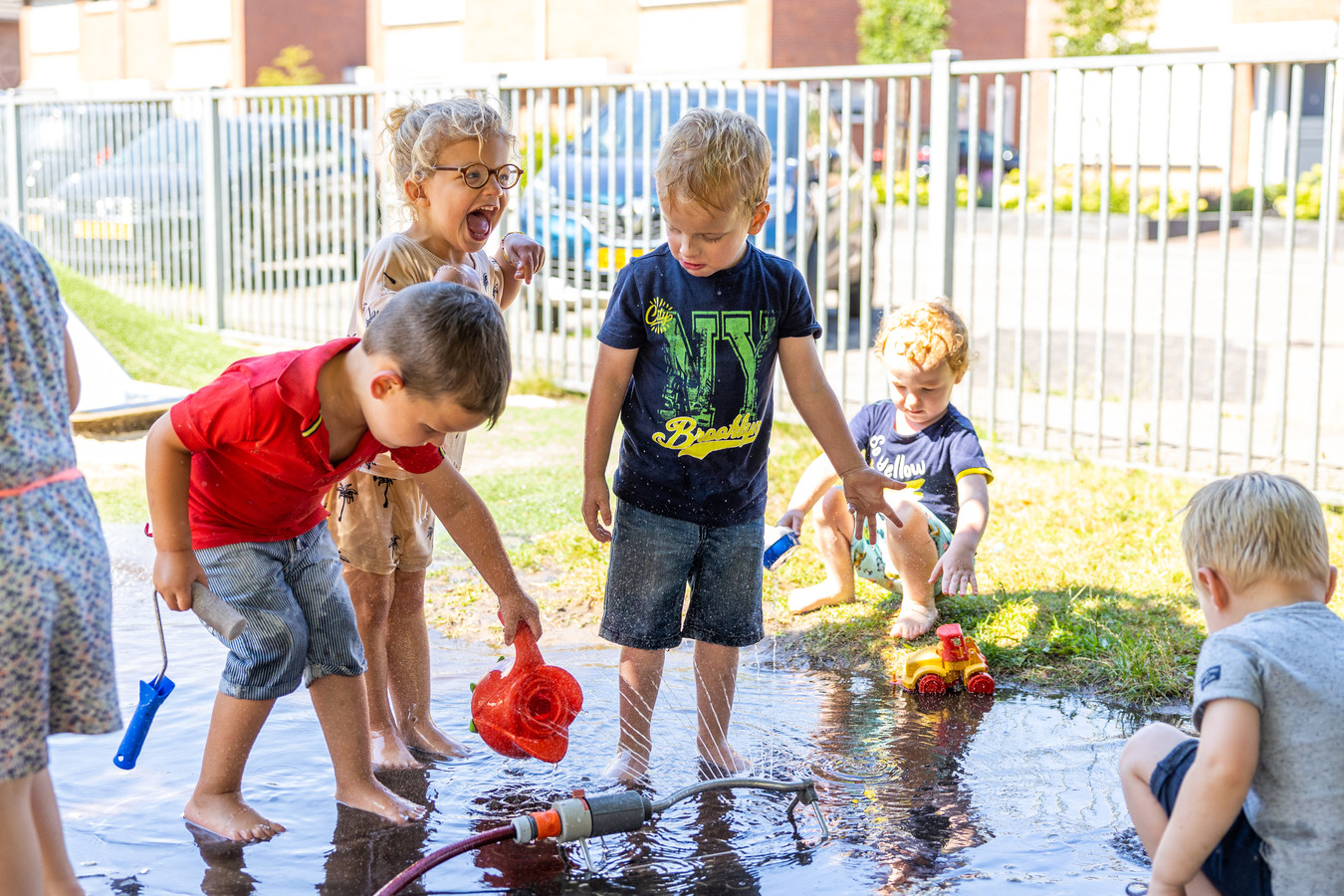 Peuters in Enter mogen voor één keertje met modder gooien: bekijk hier ...