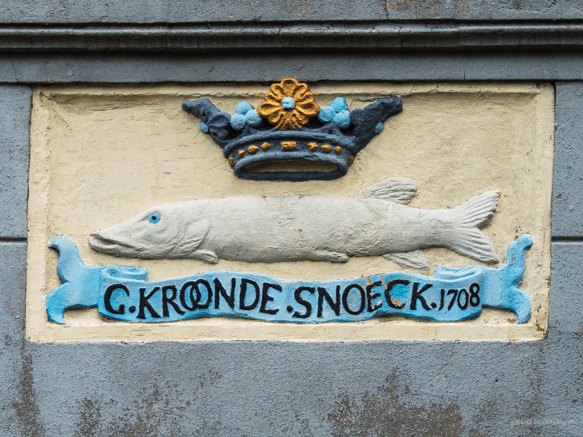Weet jij wat er achter al die gevelstenen in de stad zit? Agnes en Dick ...
