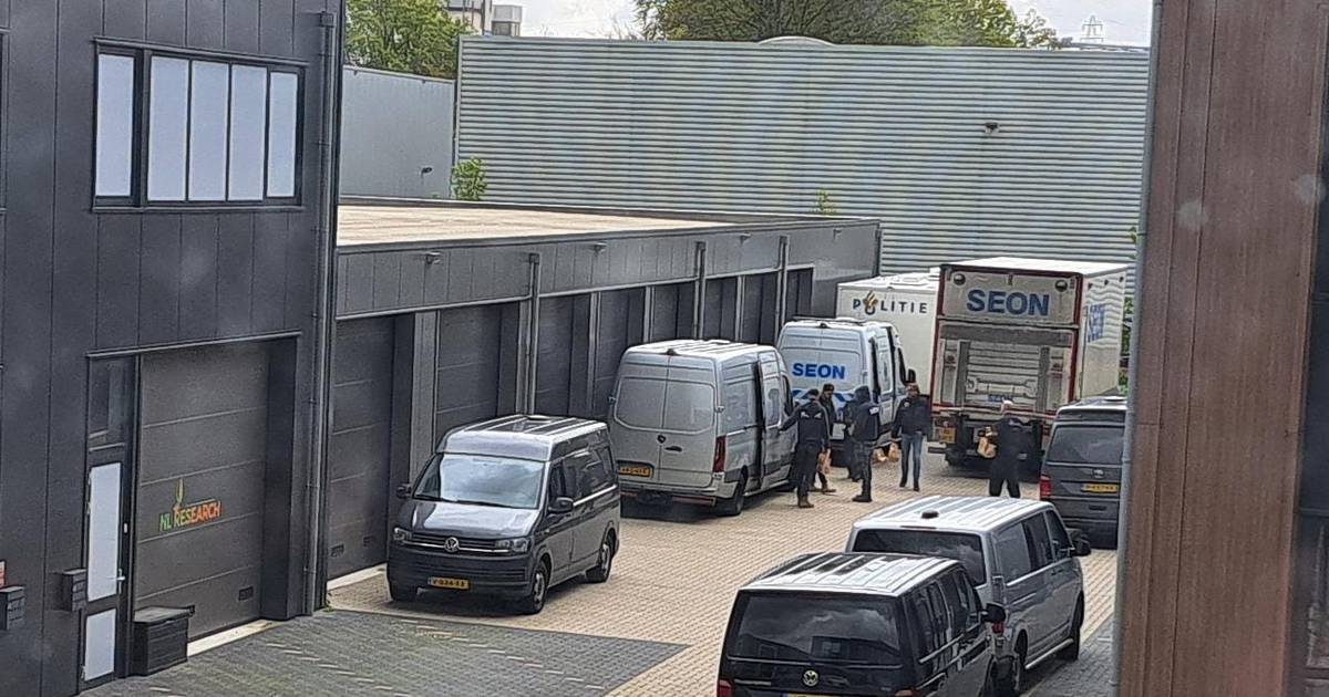 Speciaal politieteam treft drugslab aan in bedrijfspand | Wageningen ...