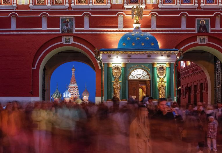 Moskou viert feest, terwijl een enkeling naar de stembus gaat en de ...