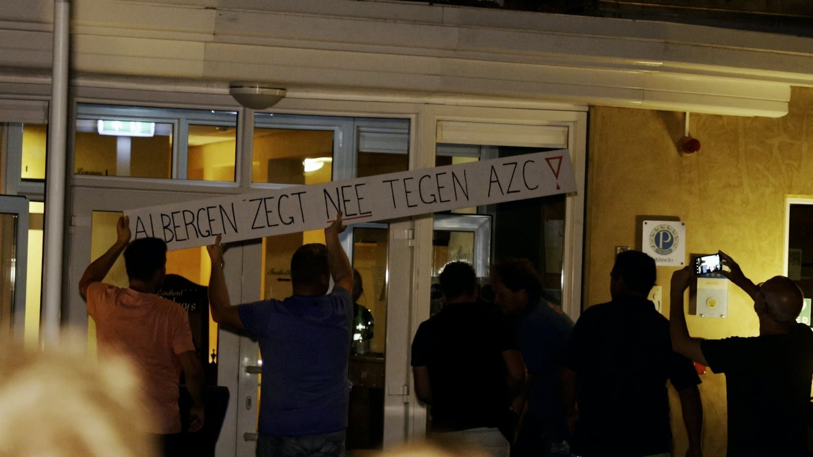 Opnieuw protest bij asiel-hotel in Albergen, kabinet gaat nog meer ...