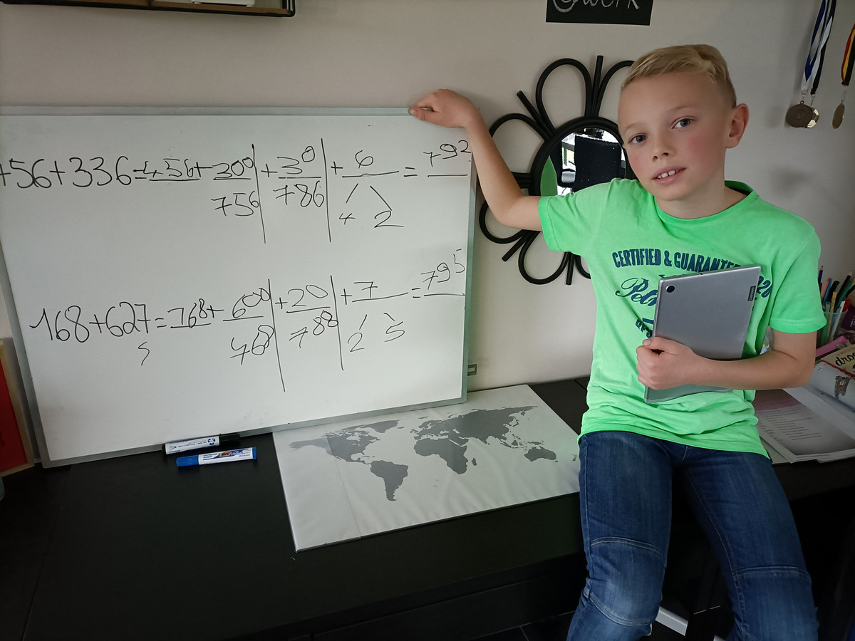 Creatief in quarantaine: ‘meester’ Noah (8) legt in filmpje z’n ...