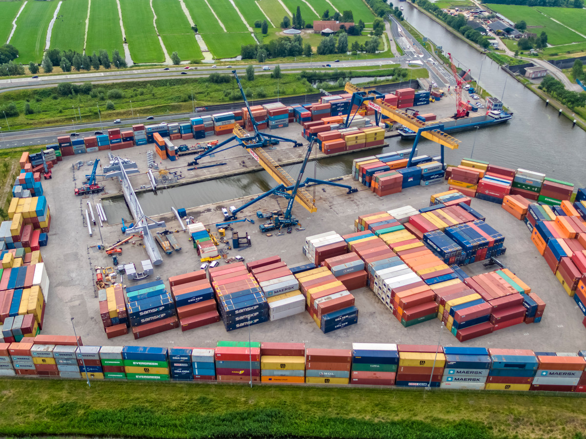 Alphense containerhaven mag vier hoog stapelen | Foto | AD.nl