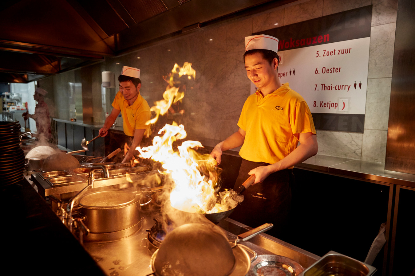 Buiten de deur eten wordt steeds populairder | Foto | AD.nl