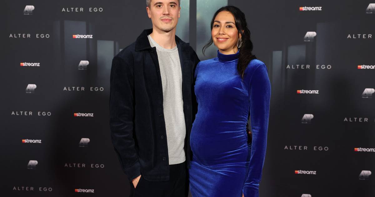 Danira Boukhriss voor het eerst met zwanger buikje op rode loper naast ...