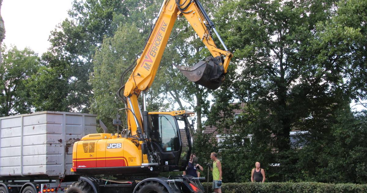 500 meter lang ‘remspoor’ in Nijkerk: trekker verliest enorme lading ...