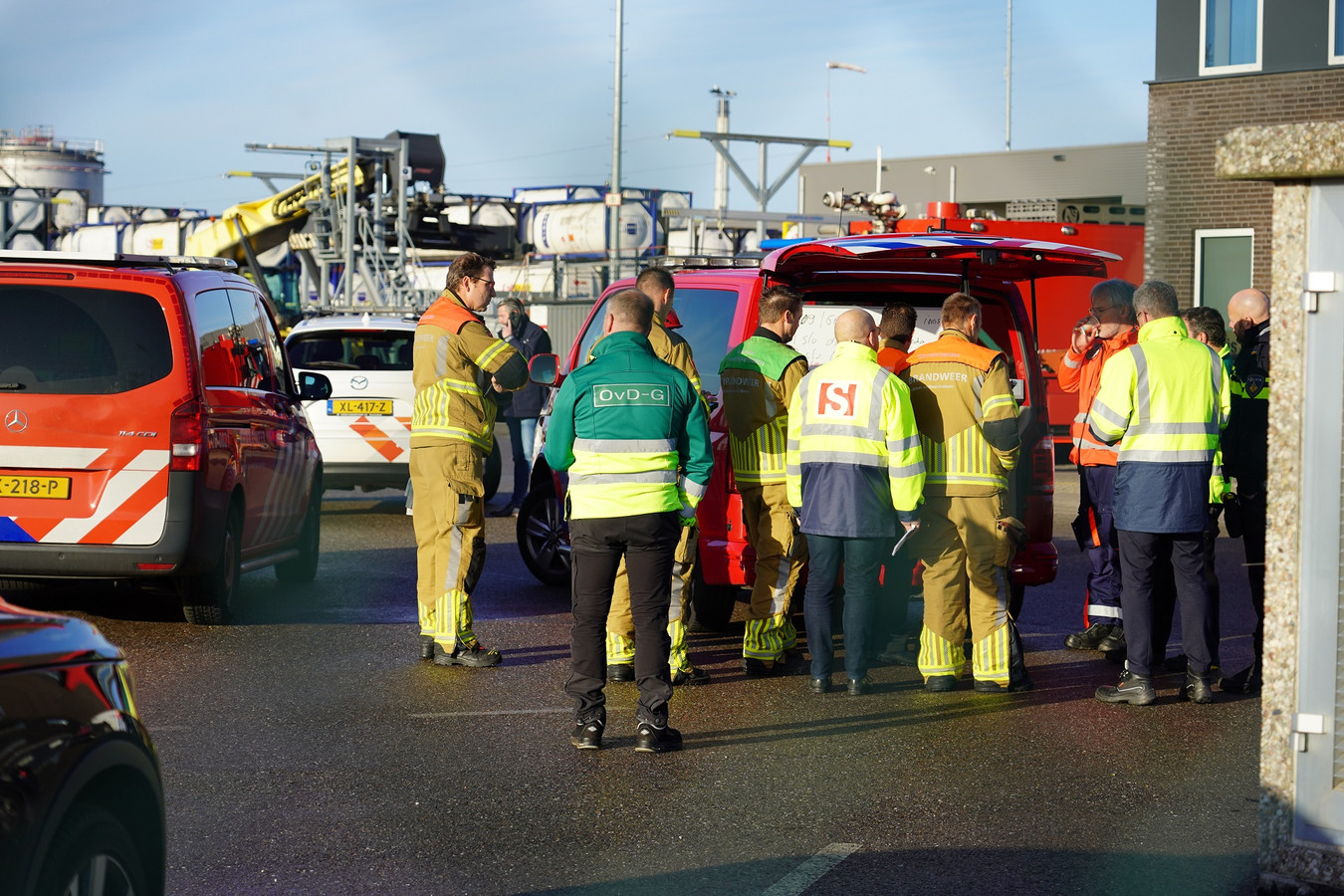 Acht mensen in ziekenhuis door damp zeer giftige stof bij chemisch ...