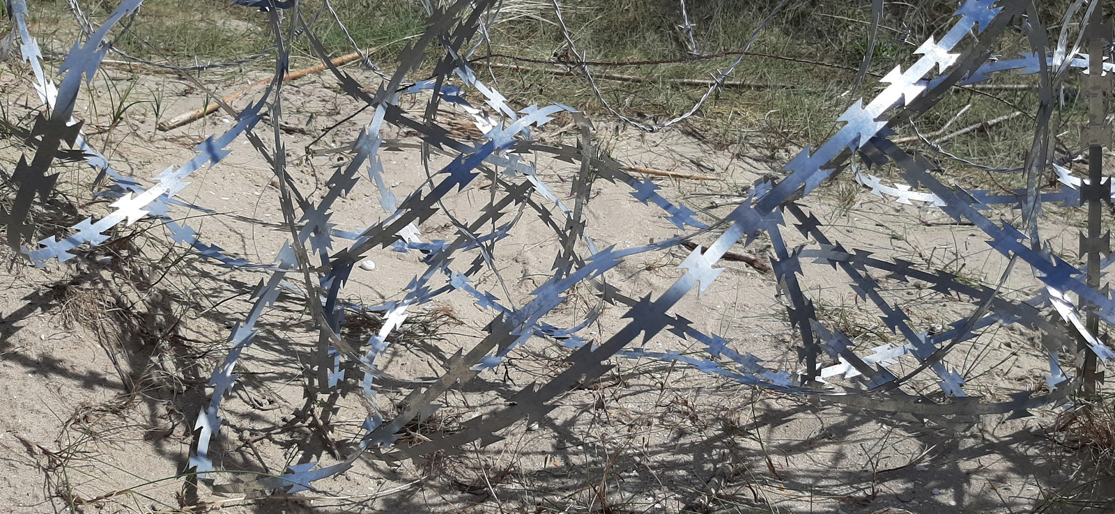 “Wat als honden of spelende kinderen in deze scheermesdraad verstrikt ...