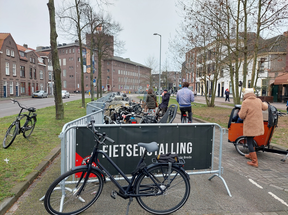Extra fietsenstallingen Breda blijven voorlopig staan om drukte tijdens ...