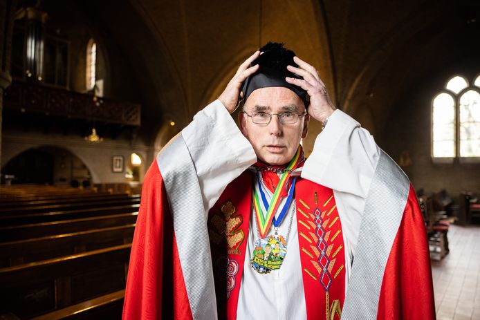 Pastoor stort zich als ‘Tjerk van de Kerk’ in Sallands carnavalsgedruis ...