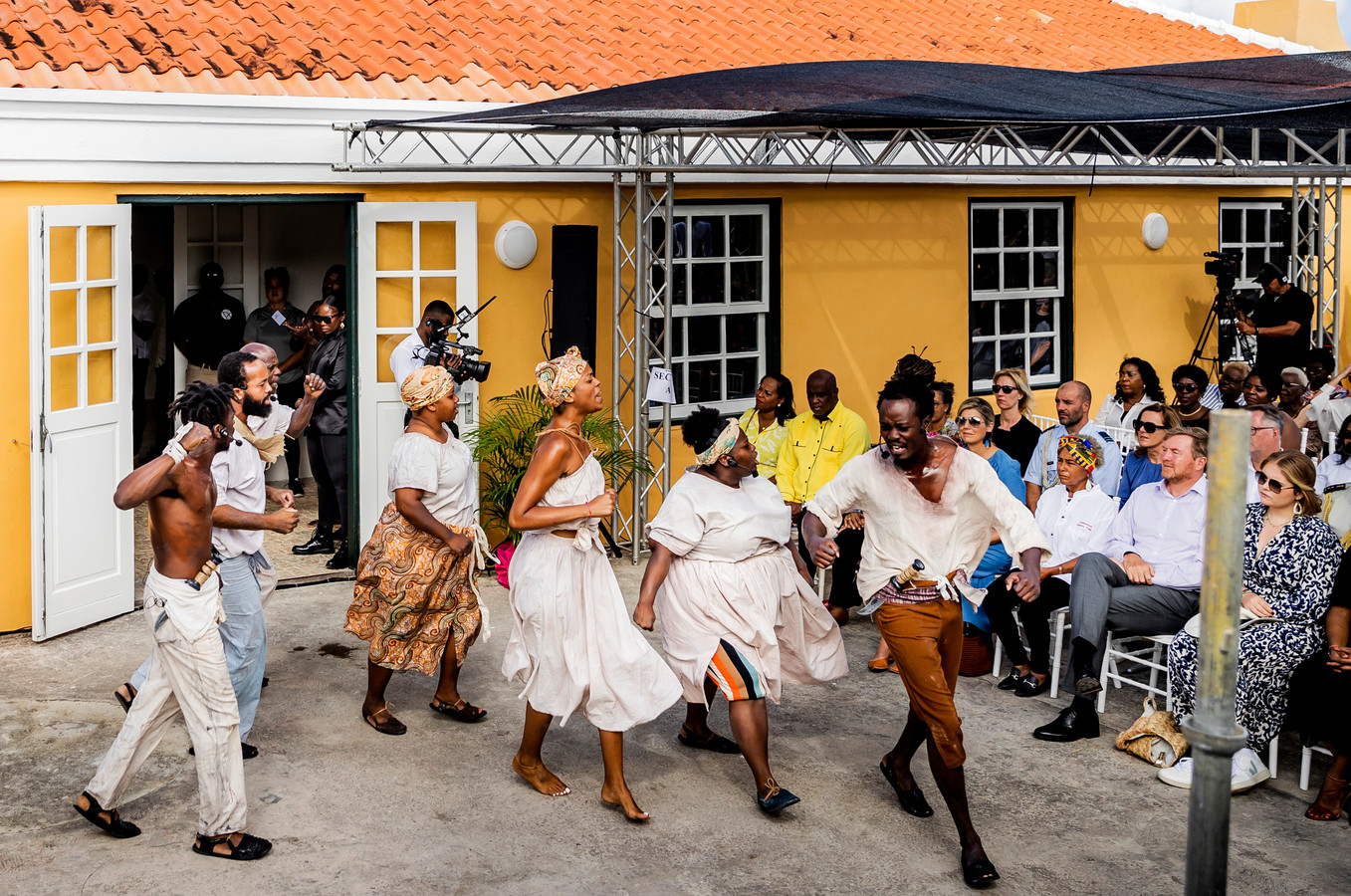 Protest op Curaçao tegen naakt standbeeld slavenleider Tula | Foto | AD.nl