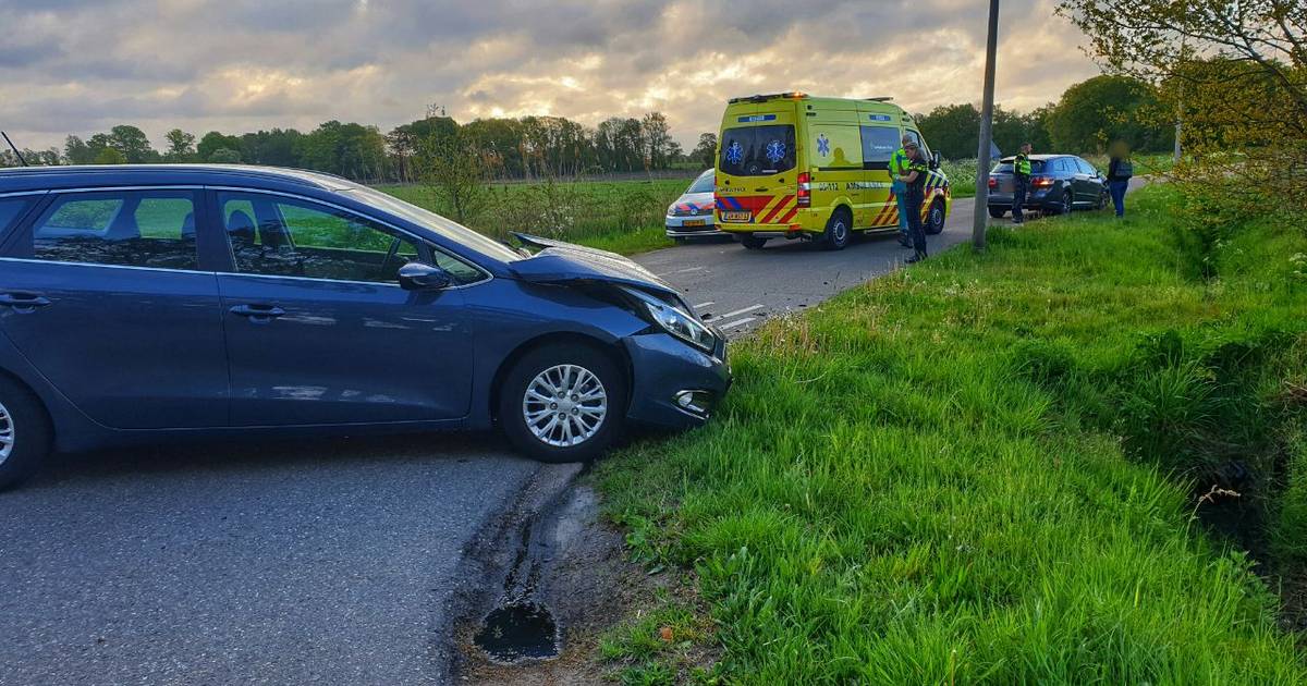 Auto’s botsen frontaal op elkaar in buitengebied Lonneker | Enschede | AD.nl