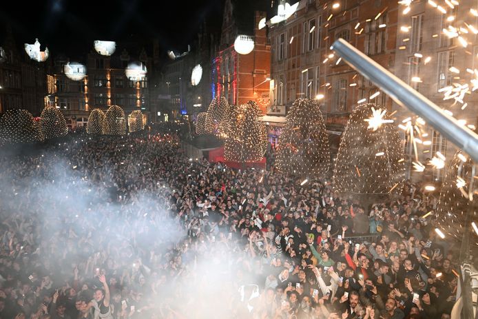 FOTOREPO Meer dan 12.000 feestvierders op Oude Markt in Leuven: “De ...