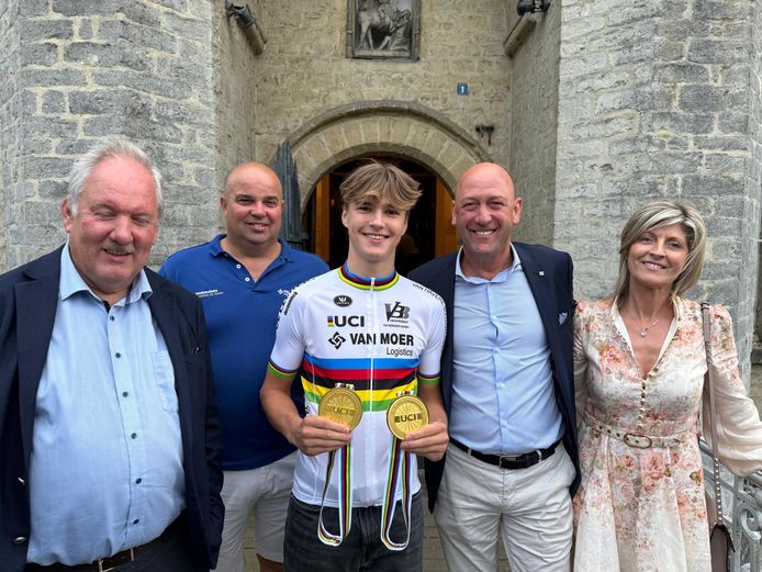 Tweevoudig wereldkampioen op de piste Matijs Van Strijthem (18) gehuldigd: “Mijn eigen ...