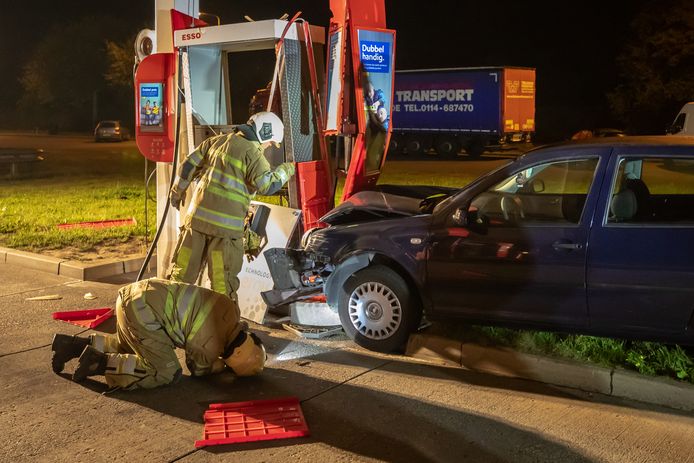 Automobilist valt in slaap achter stuur en ramt benzinepomp op A27 bij Eemnes | Amersfoort ...