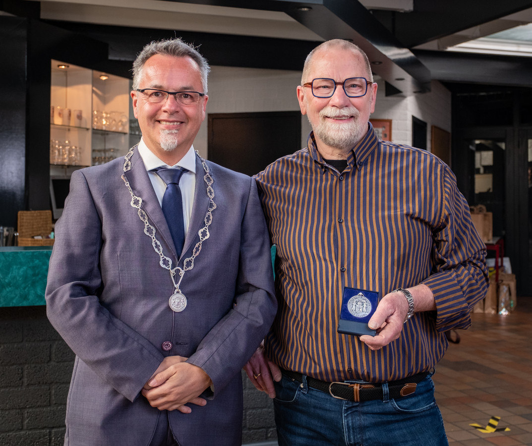 John Vos ontvangt zilveren legpenning voor zijn verdiensten voor ...