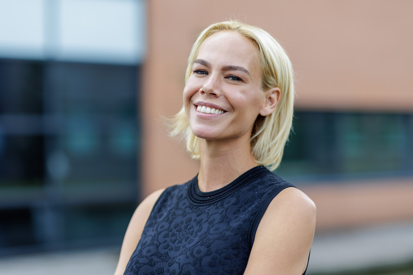 Nicolette wordt gedwarsboomd en Maik omarmt zijn gebruinde lijf en ...