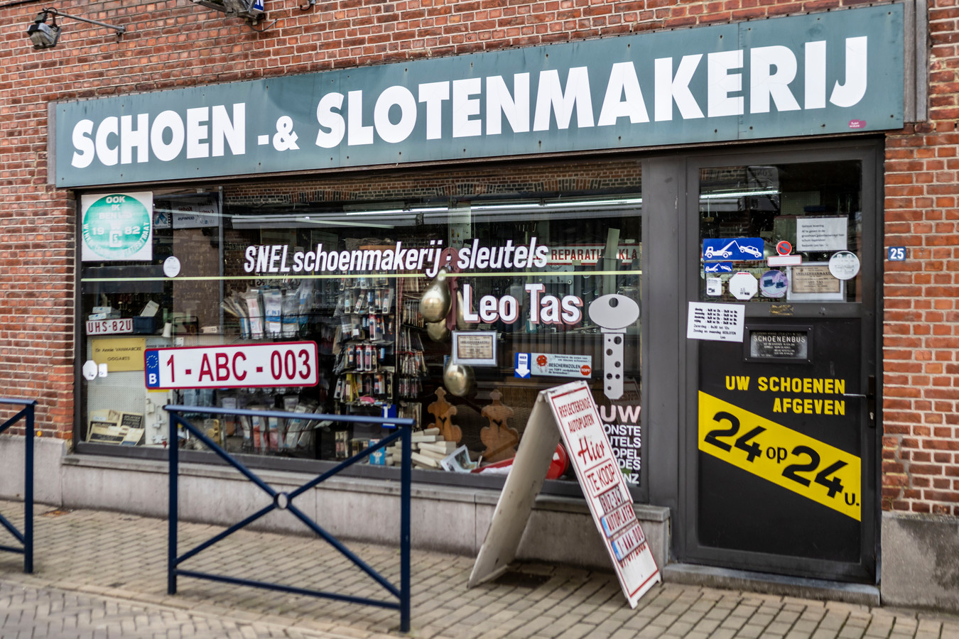 “De tijd van de naaldhakken, dát waren gouden jaren”: Leo Tas (80) is ...