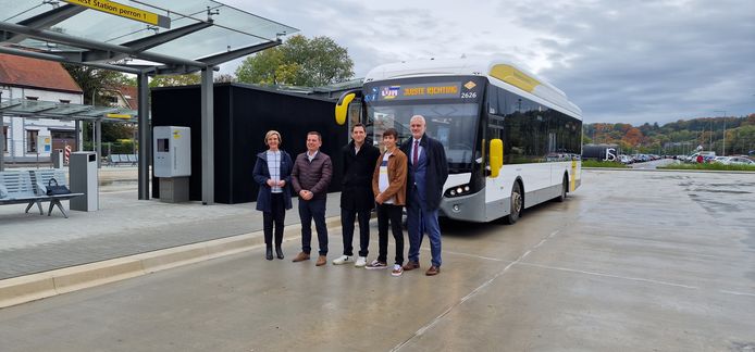 Vernieuwd busstation aan station van Diest ingehuldigd | Diest | hln.be
