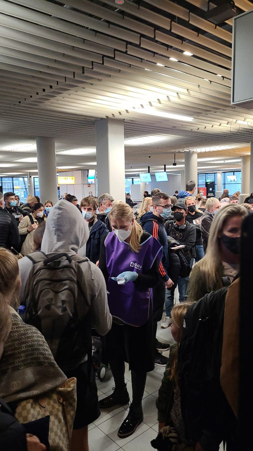 Kato en Ronald geland uit Kaapstad, maar gestrand op Schiphol na paniek ...