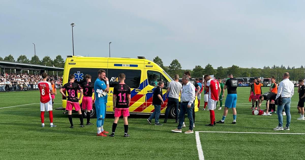 Voetballer Achilles Veen zakt in elkaar tijdens bekerfinale: wedstrijd ten einde, speler weer ...
