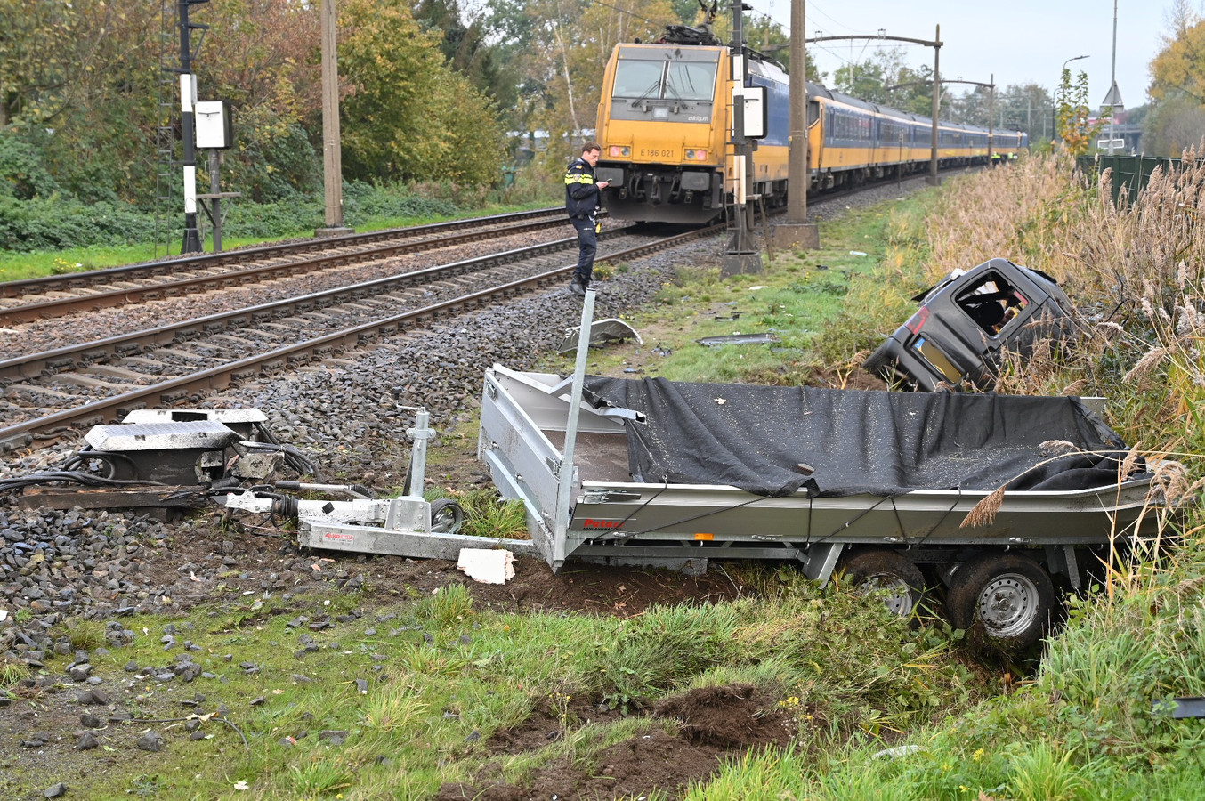 Trein rijdt auto aan in Prinsenbeek: ‘De trein toeterde heel hard en ...
