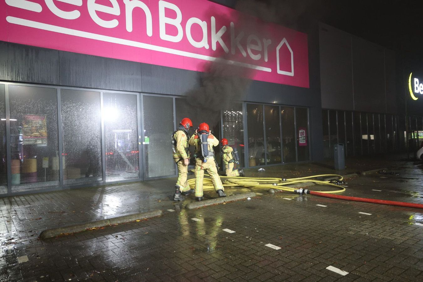 Inventaris van zes winkels op Ekkersrijt gaat verloren bij zeer grote ...