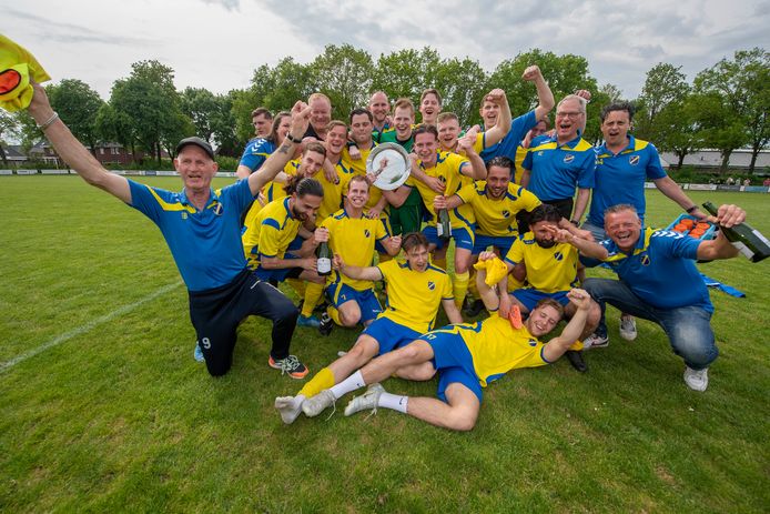 FC Uden is kampioen en schrijft clubgeschiedenis met ruim honderd ...