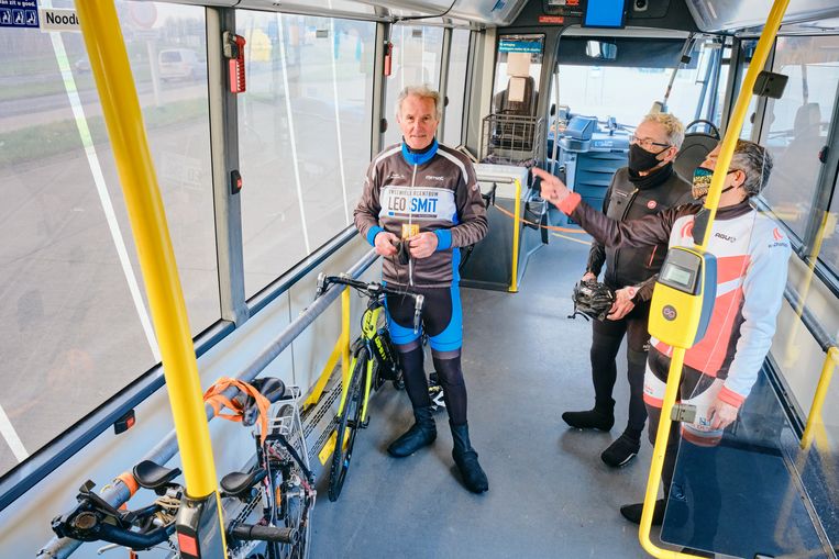 Dirk (77) moet zijn ‘rondje IJsselmeer’ nu afleggen met de fietsbus. ‘Heropen de Afsluitdijk!’