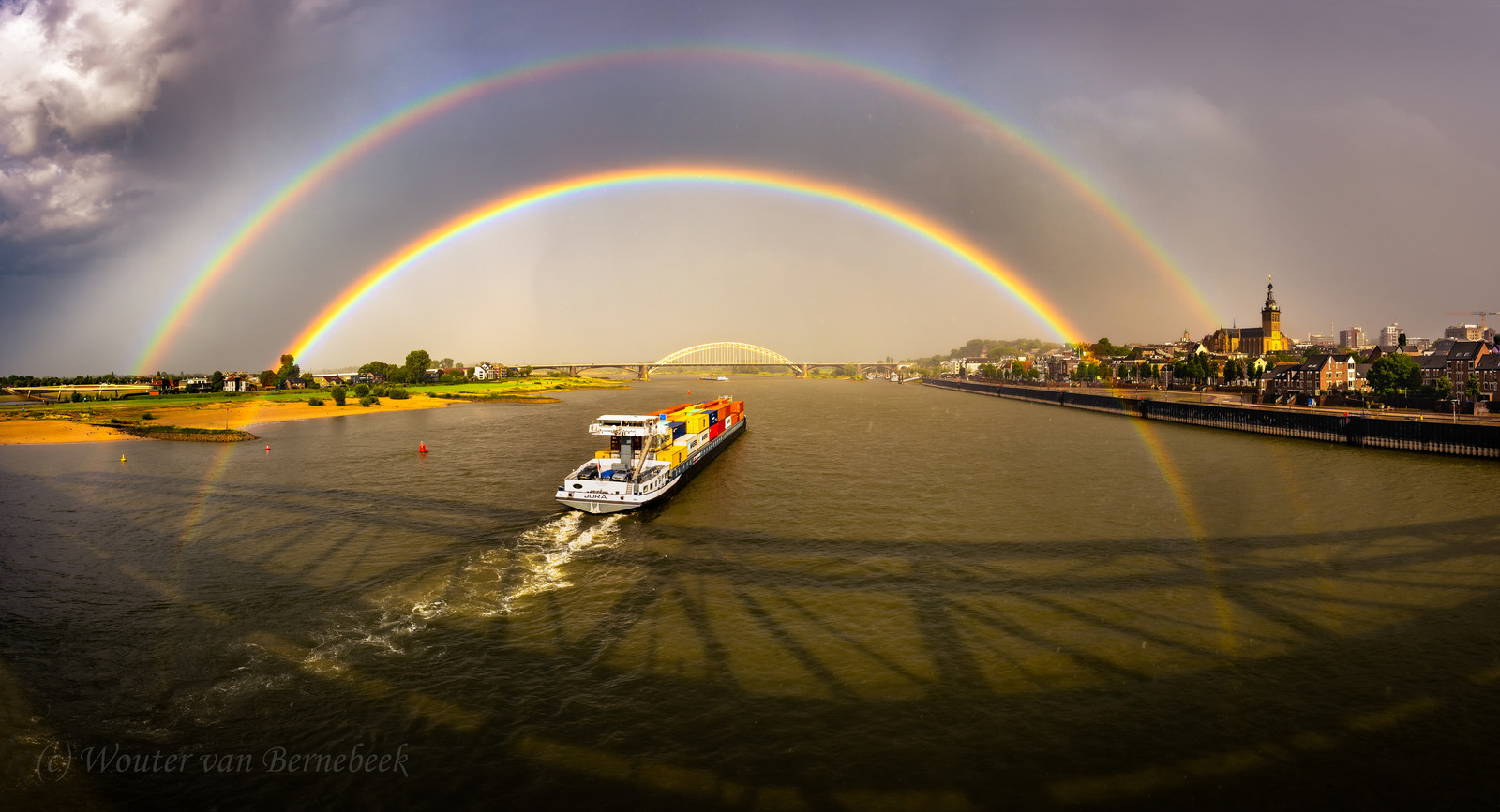 Bijzondere dubbele regenboog boven de Waal bij Nijmegen: ‘Deze foto kun ...