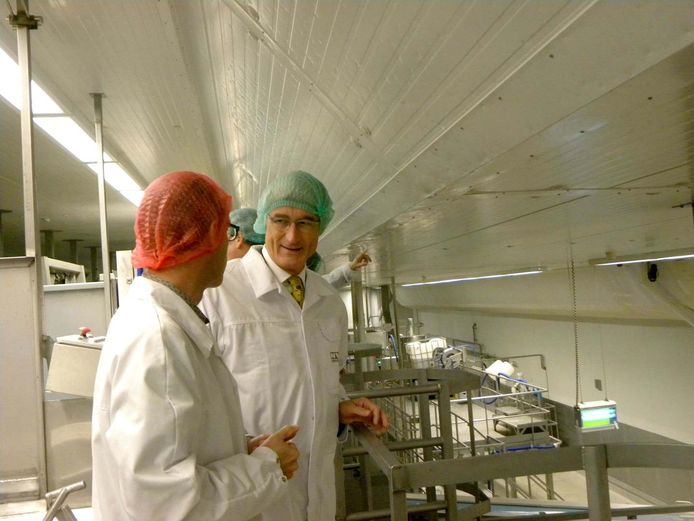 Minister-president bezoekt diepvriesbedrijf Crop's | Wielsbeke | hln.be