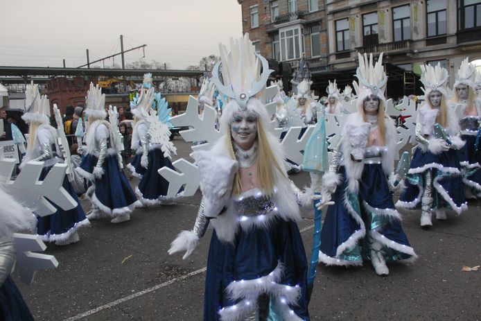 VIDEO Carnaval Aalst: de groepen trakteren het publiek op prachtige ...