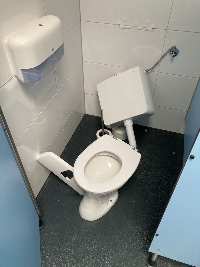 Vandalen houden huis in net gerenoveerde basisschool: 'Wc-potten van de ...
