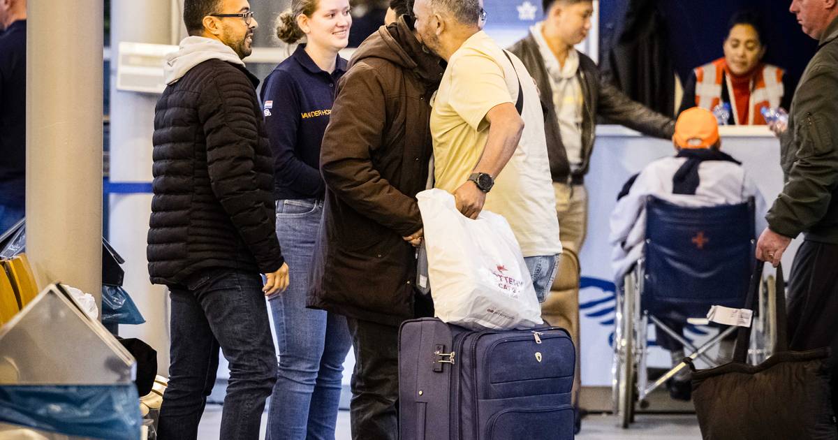 Toestel met 15 Nederlanders en 20 Belgen uit Gaza geland in Eindhoven ...