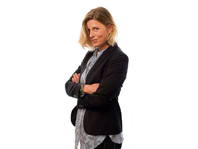 Renate krijgt een tegoedbon om haar fronsrimpel te laten volspuiten ...