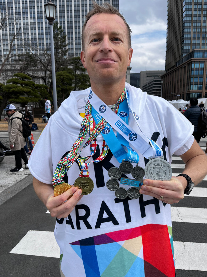 Peter (44) werkt zes grootste marathons ter wereld af na strijd tegen kanker: “Uitkijken naar ...