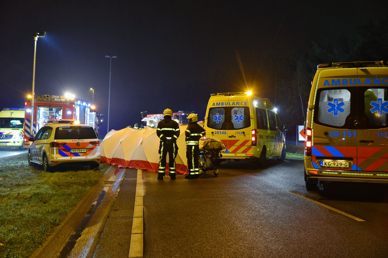 Een dode en vier gewonden bij ongeluk in Tilburg met bestelbus en auto ... Een dode en vier gewonden bij ongeluk in Tilburg met bestelbus en auto ...