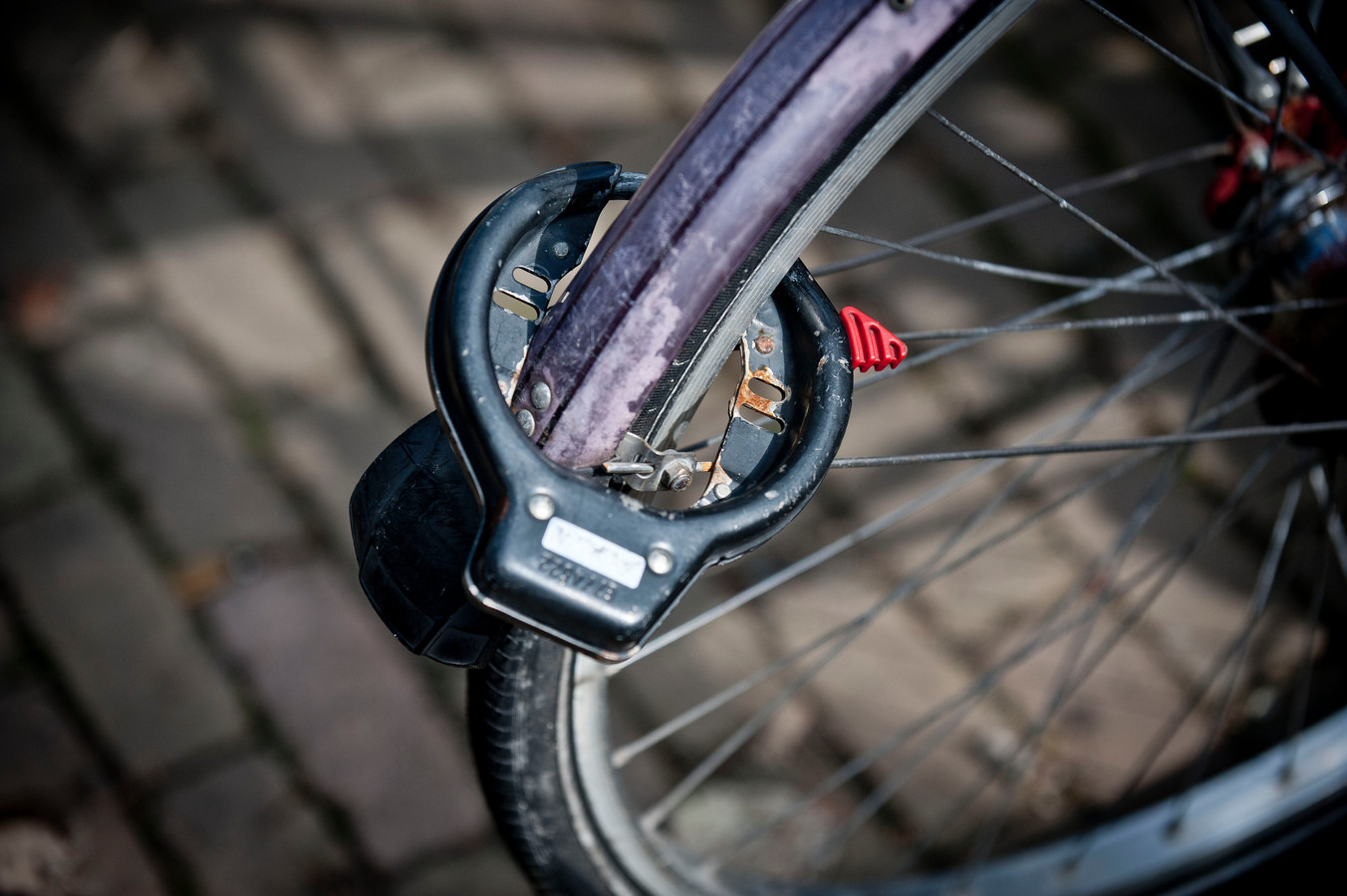 Fietsendief springt over hekje en ontkomt in Ede: ‘Achtervolging te ...