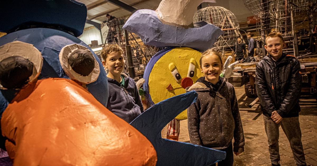 Handelse basisschoolleerlingen leren carnavalswagens bouwen en houden ...