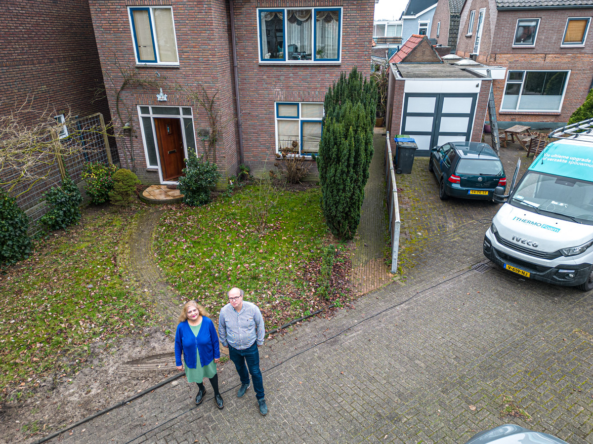 Zwols echtpaar wil van dakterras buren af: ‘We moeten schuilen in ons ...