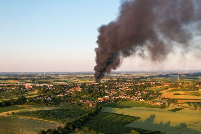 Uitslaande brand bij fruitbedrijf Moors in Grote-Spouwen veroorzaakt ...