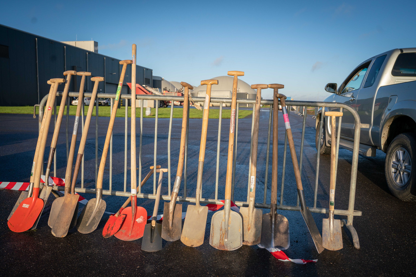 Kinderen planten bomen voor groener glastuinbouwgebied: ‘Je ziet hier ...