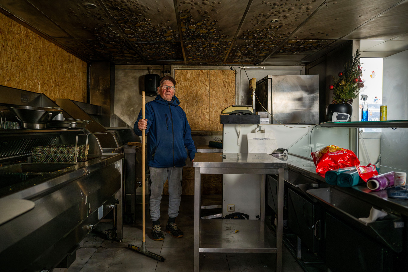 Cees denkt dat kwajongens zijn viskraam verwoestten op eerste kerstdag ...