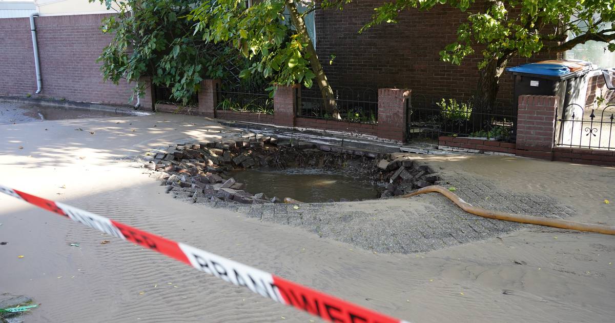Straat Deventer heeft weer water: groot gat in wegdek na leidingbreuk ...