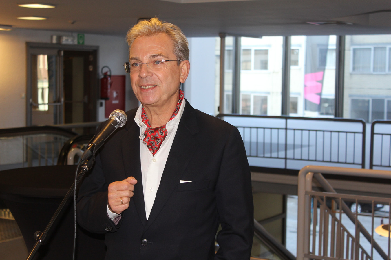 Directeur De Werf bedankt personeel op afscheidsdrink | Foto | hln.be