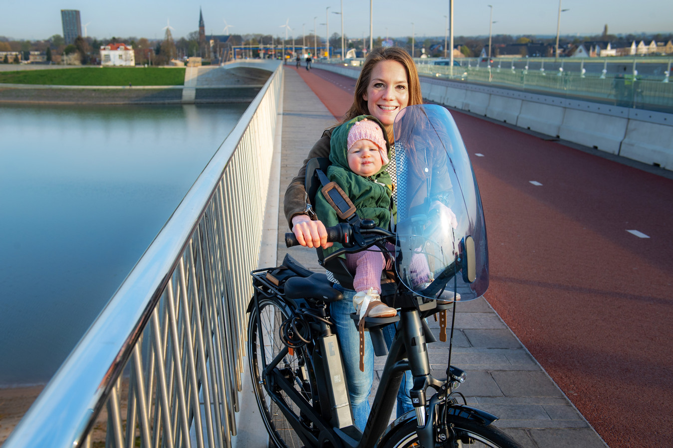 Werk aan Waalbrug: verkoop van e-bike schiet omhoog | Foto ...