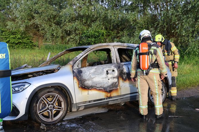 Bestuurder kan voertuig aan de kant zetten voor het in vlammen opgaat ...